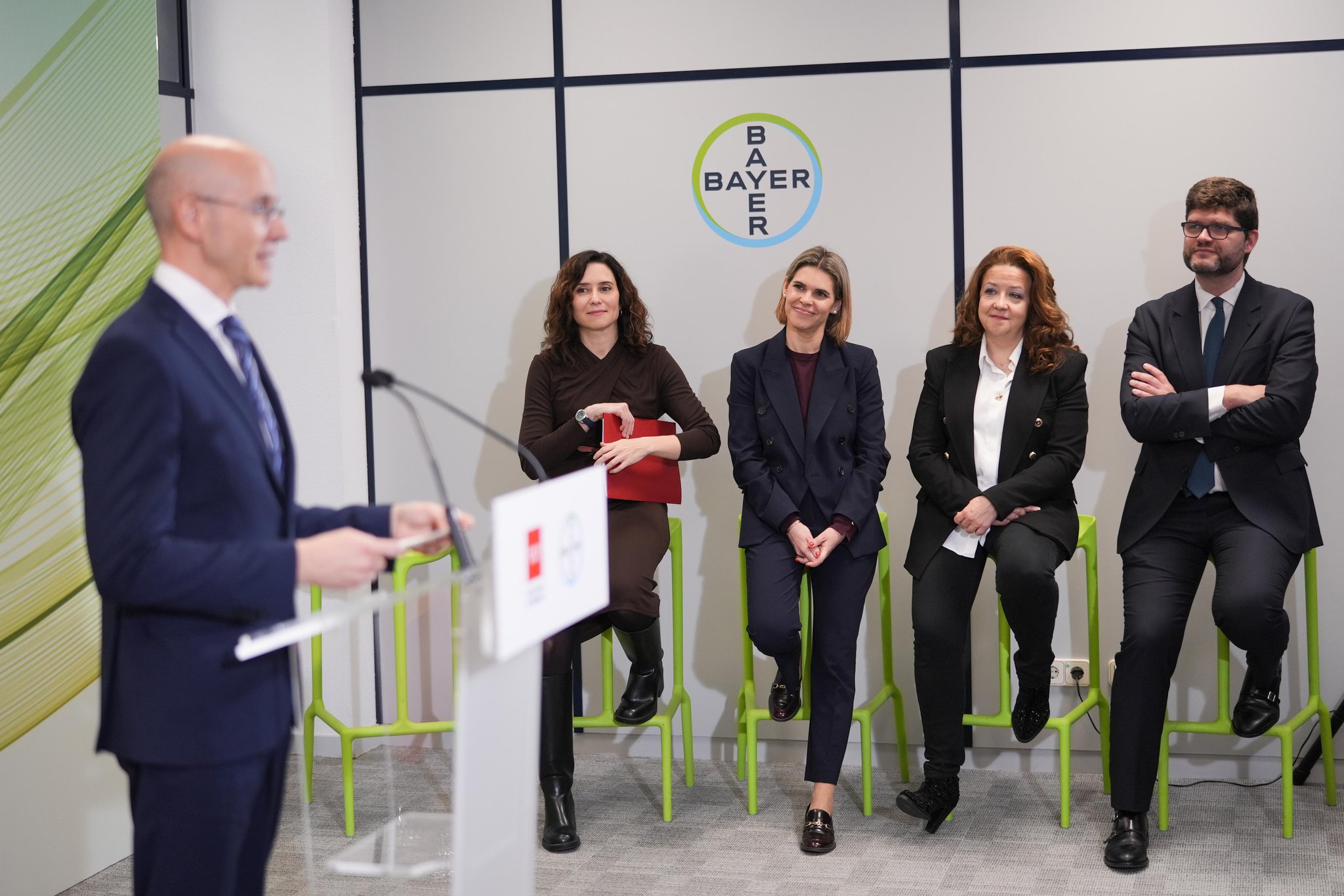 Visita de Isabel Díaz Ayuso a Bayer en Alcalá de Henares